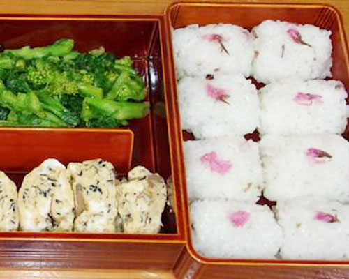 桜ごはんと菜の花の辛し和え | フードマーケット よしや Yoshiya